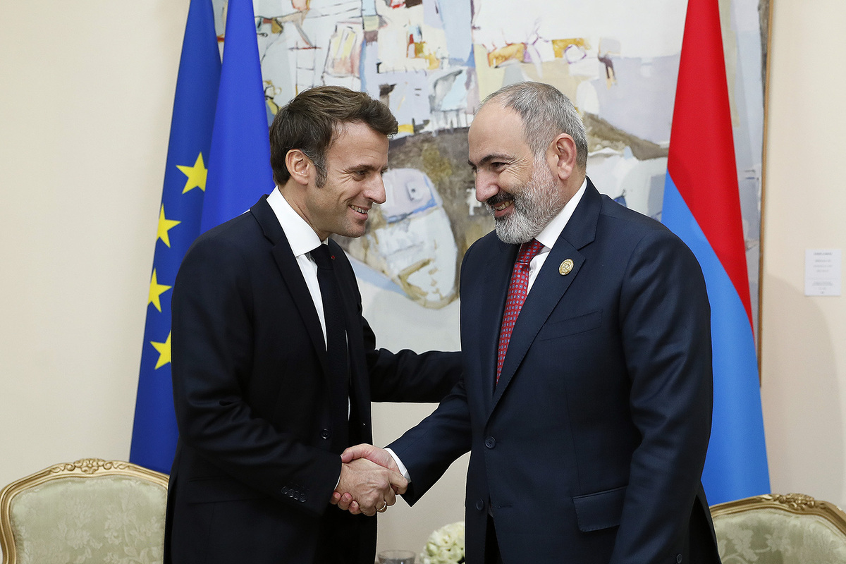 French President Emmanuel Macron and Armenian PM Nikol Pashinyan at the ...